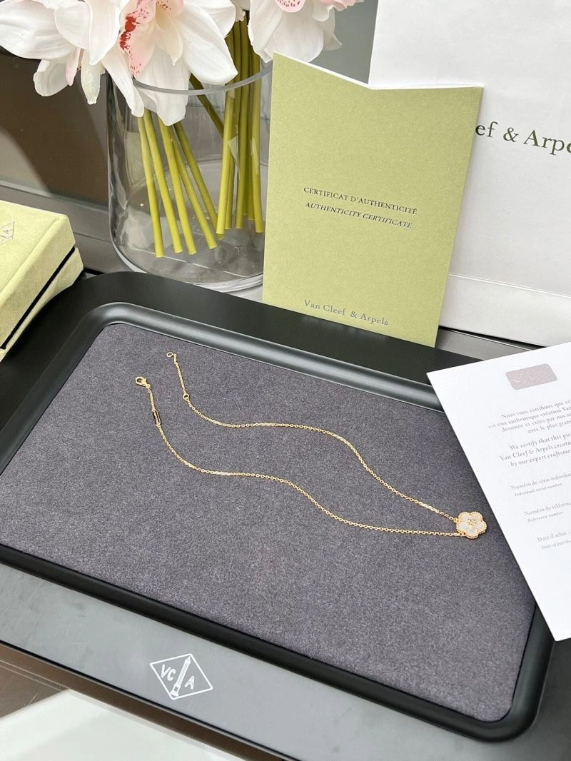 Accurate model Vca Necklaces