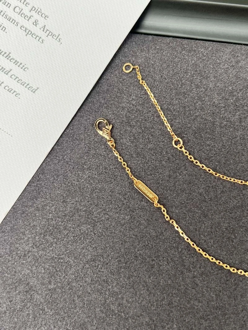 Accurate model Vca Necklaces