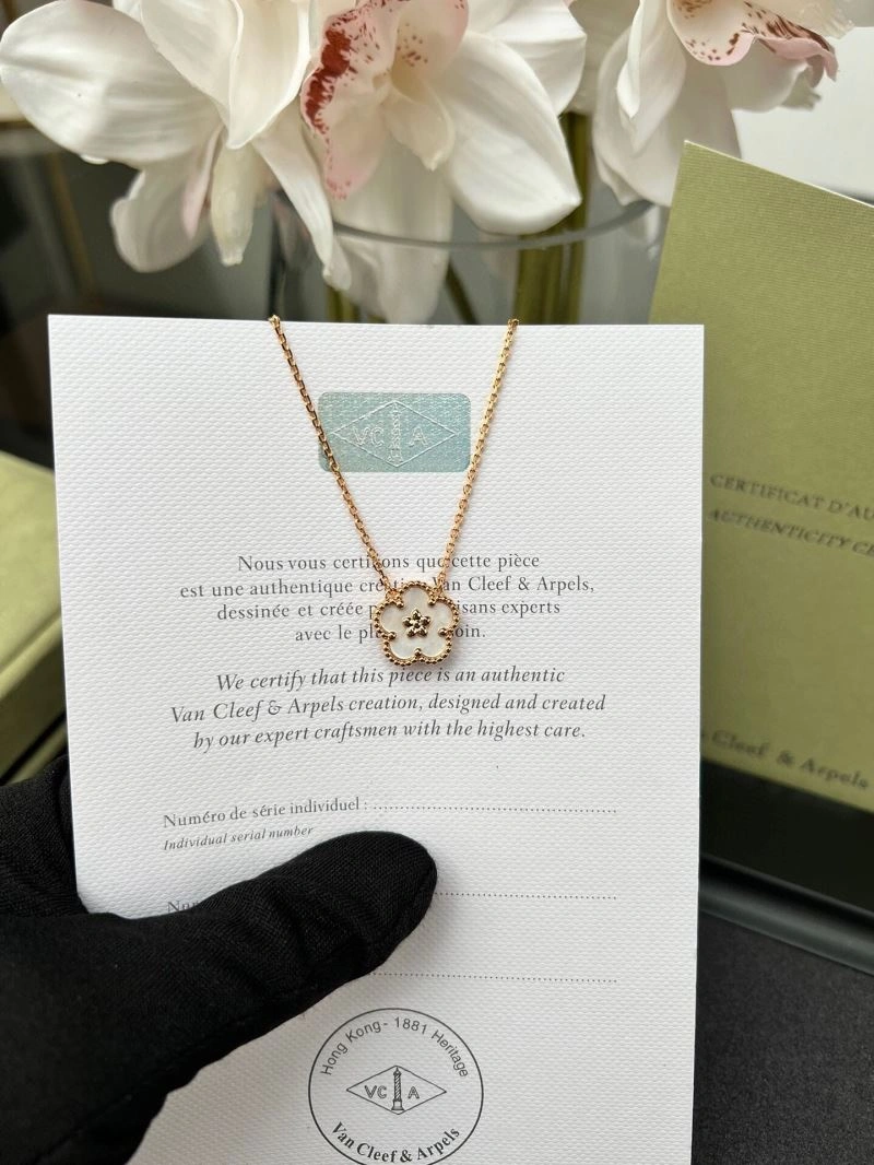 Accurate model Vca Necklaces