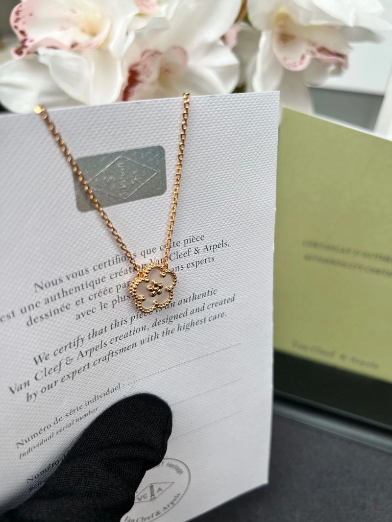 Accurate model Vca Necklaces