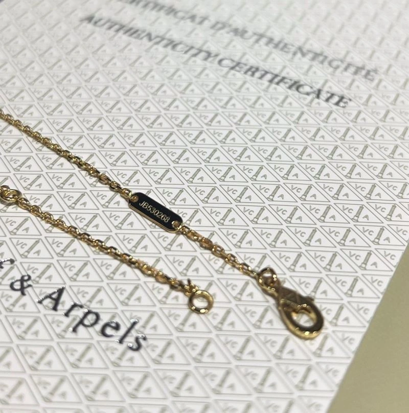 Accurate model Vca Necklaces