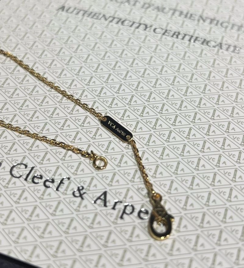 Accurate model Vca Necklaces
