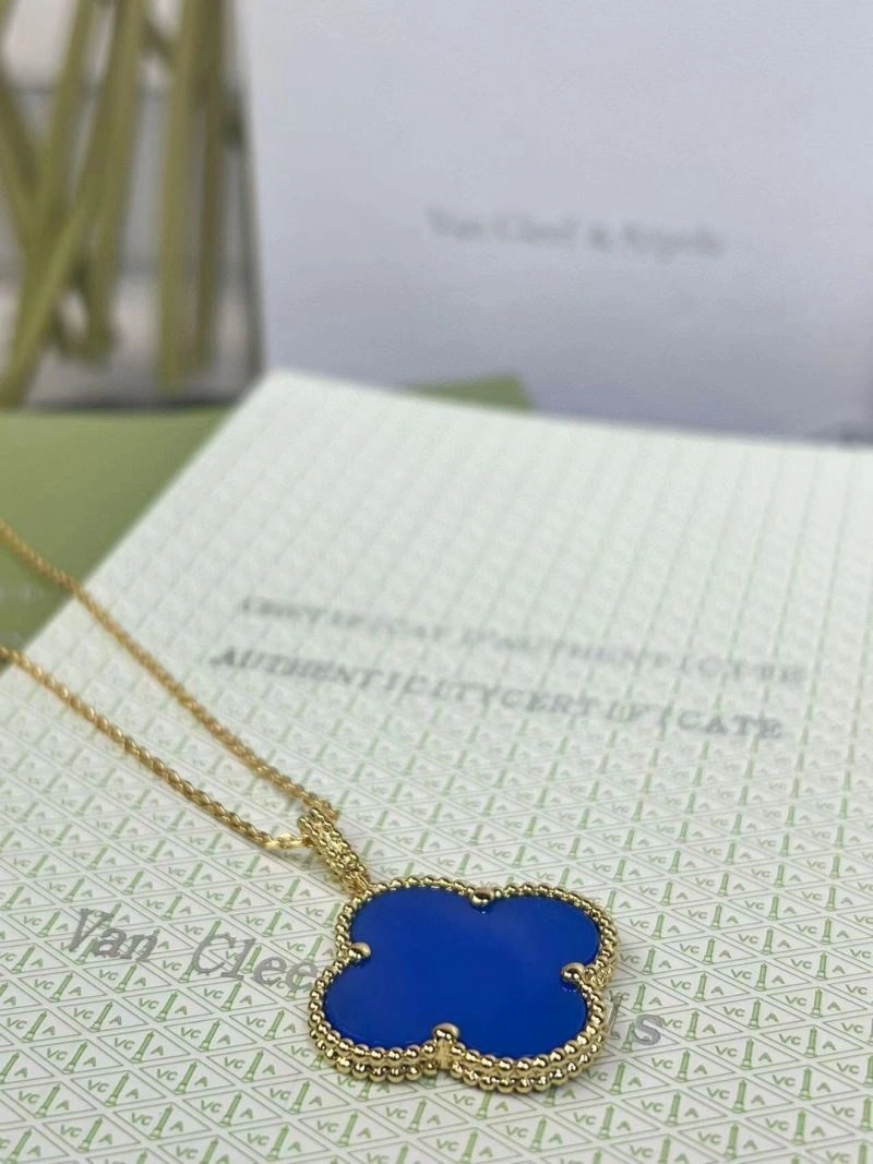 Accurate model Vca Necklaces