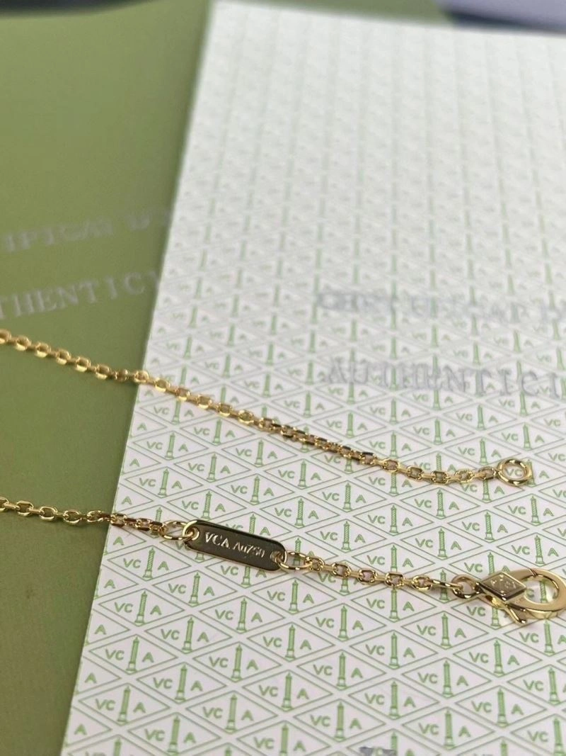 Accurate model Vca Necklaces