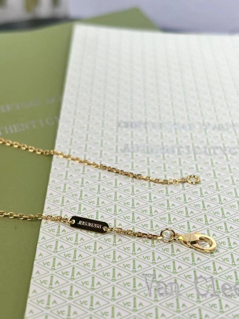 Accurate model Vca Necklaces