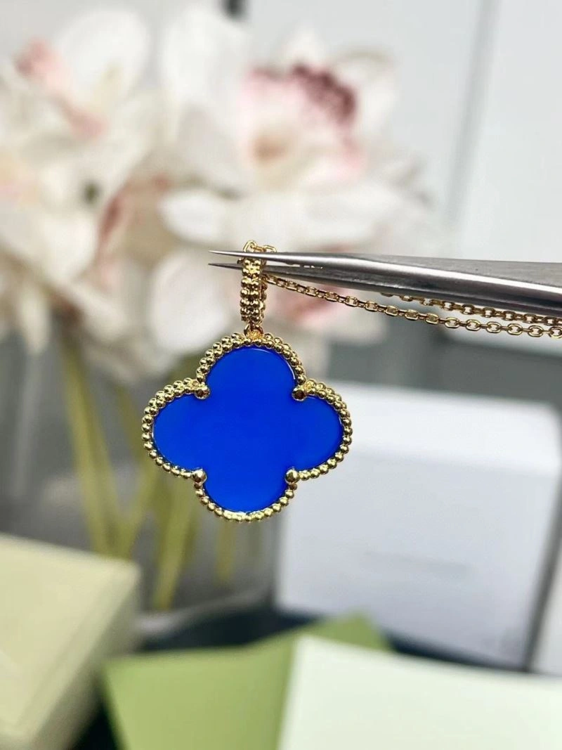 Accurate model Vca Necklaces
