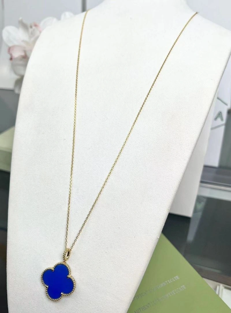 Accurate model Vca Necklaces