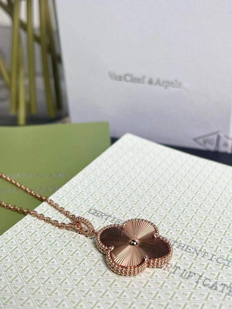 Indistinguishable Vca Necklaces