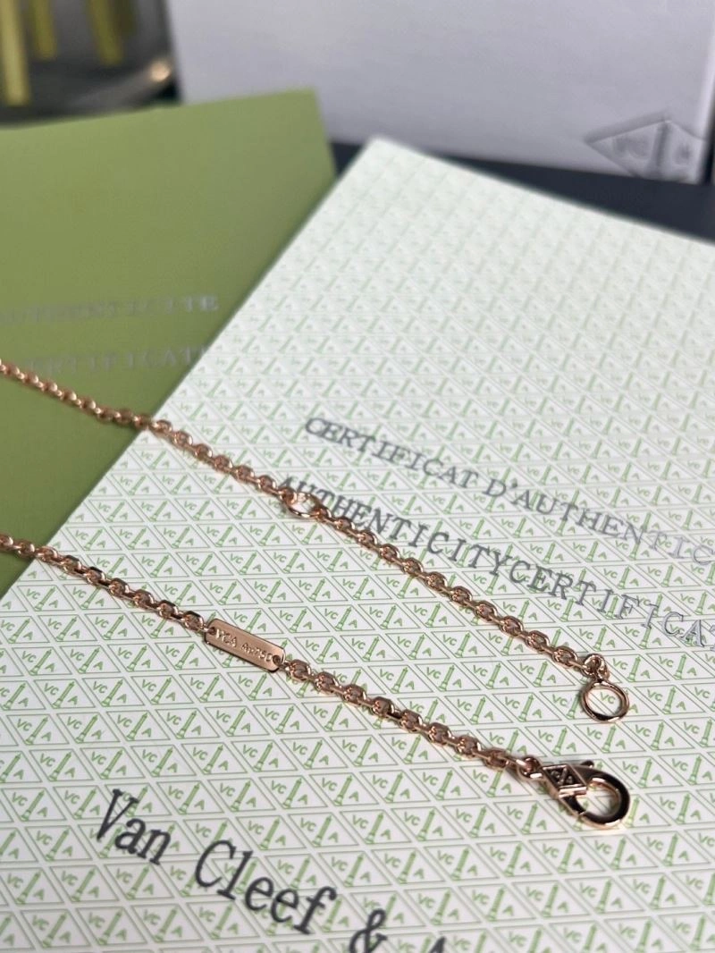 Indistinguishable Vca Necklaces