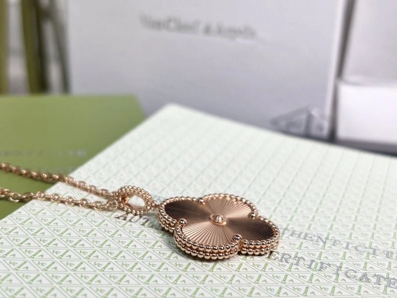 Indistinguishable Vca Necklaces