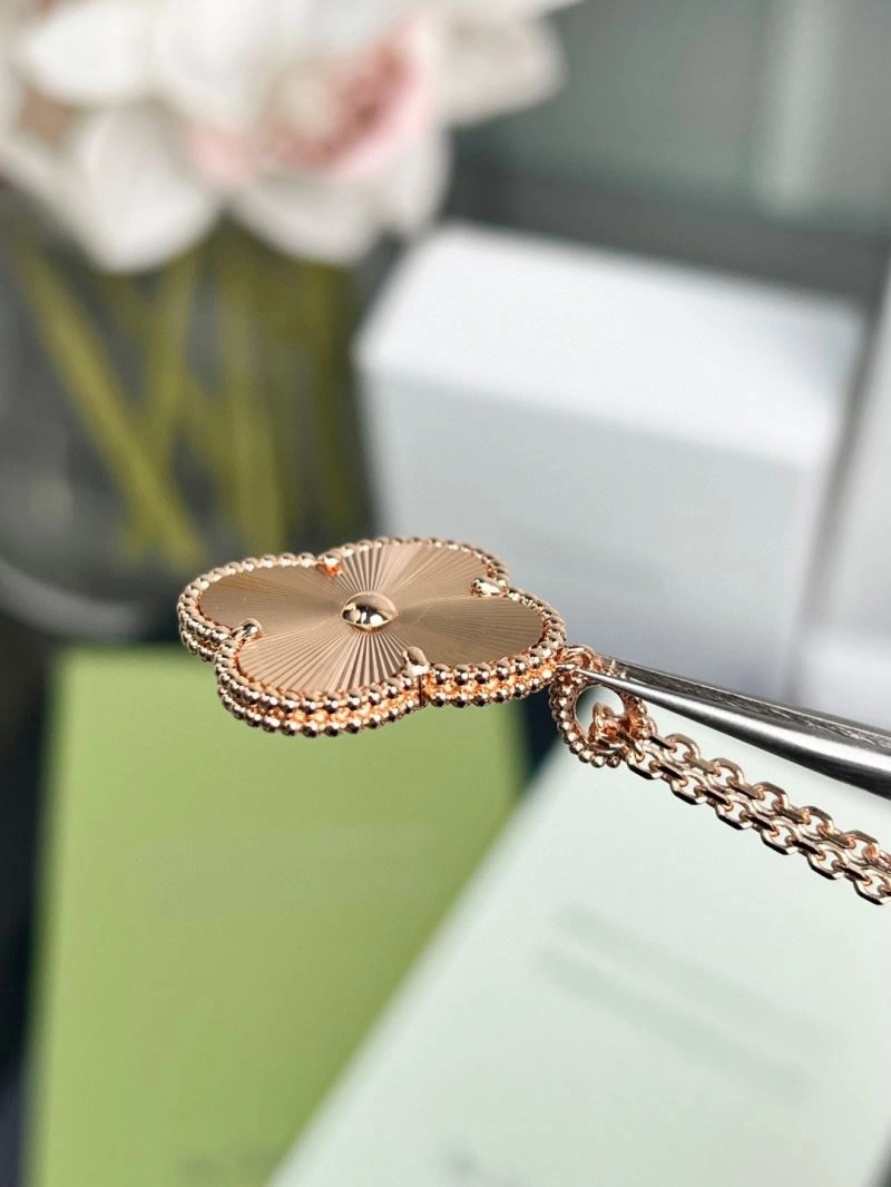 Indistinguishable Vca Necklaces