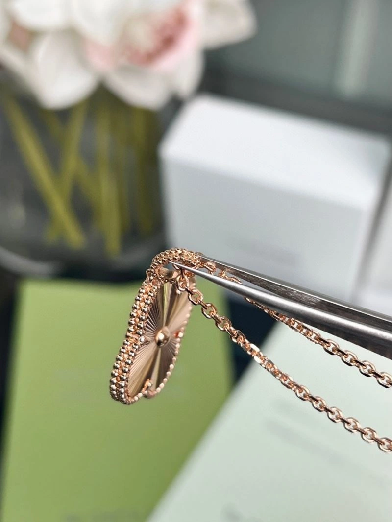 Indistinguishable Vca Necklaces