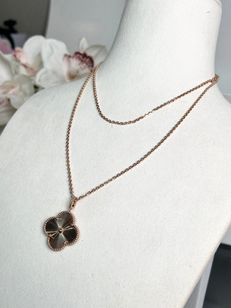 Indistinguishable Vca Necklaces