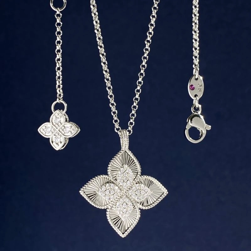 Accurate model Vca Necklaces