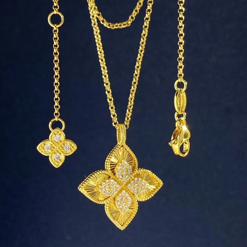 Accurate model Vca Necklaces
