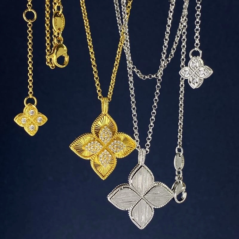 Accurate model Vca Necklaces