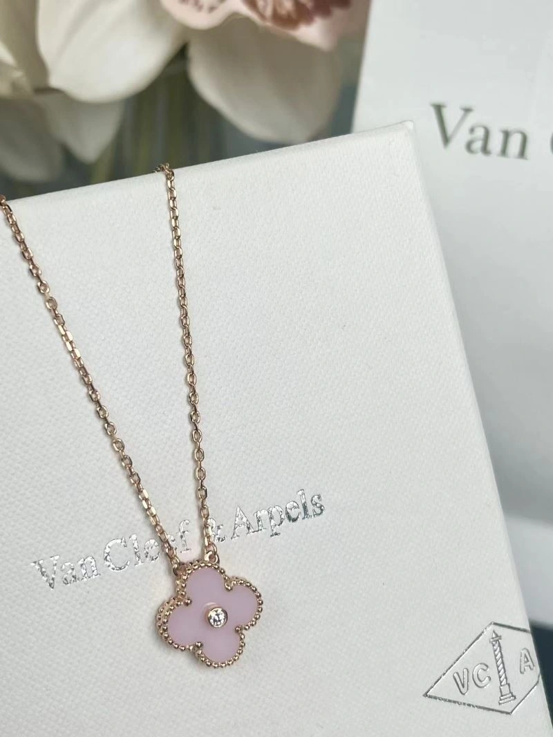 Indistinguishable Vca Necklaces