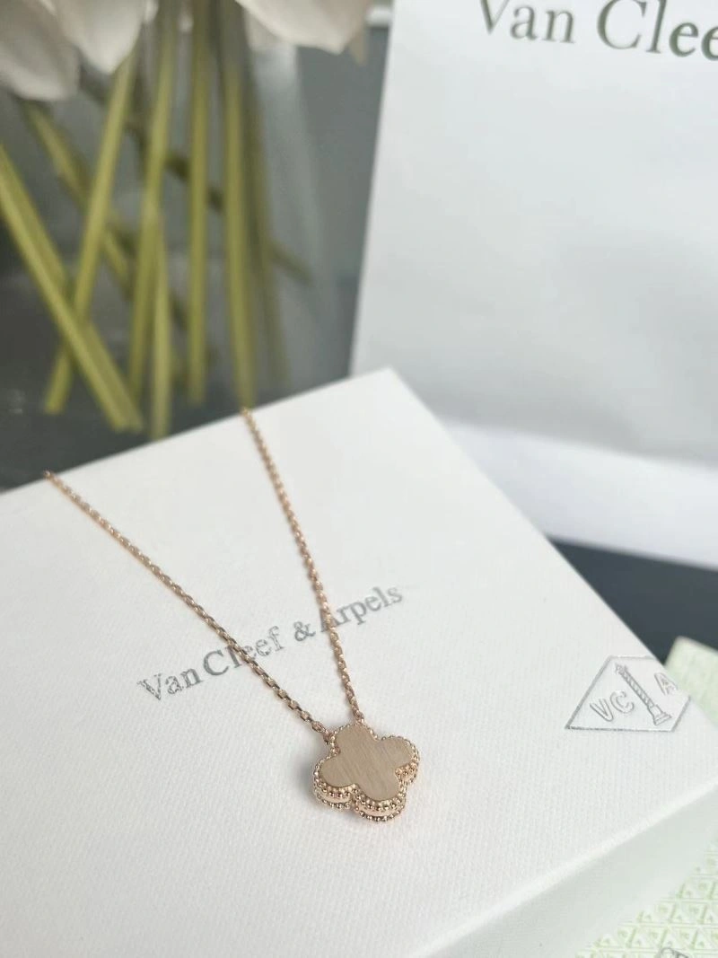 Indistinguishable Vca Necklaces