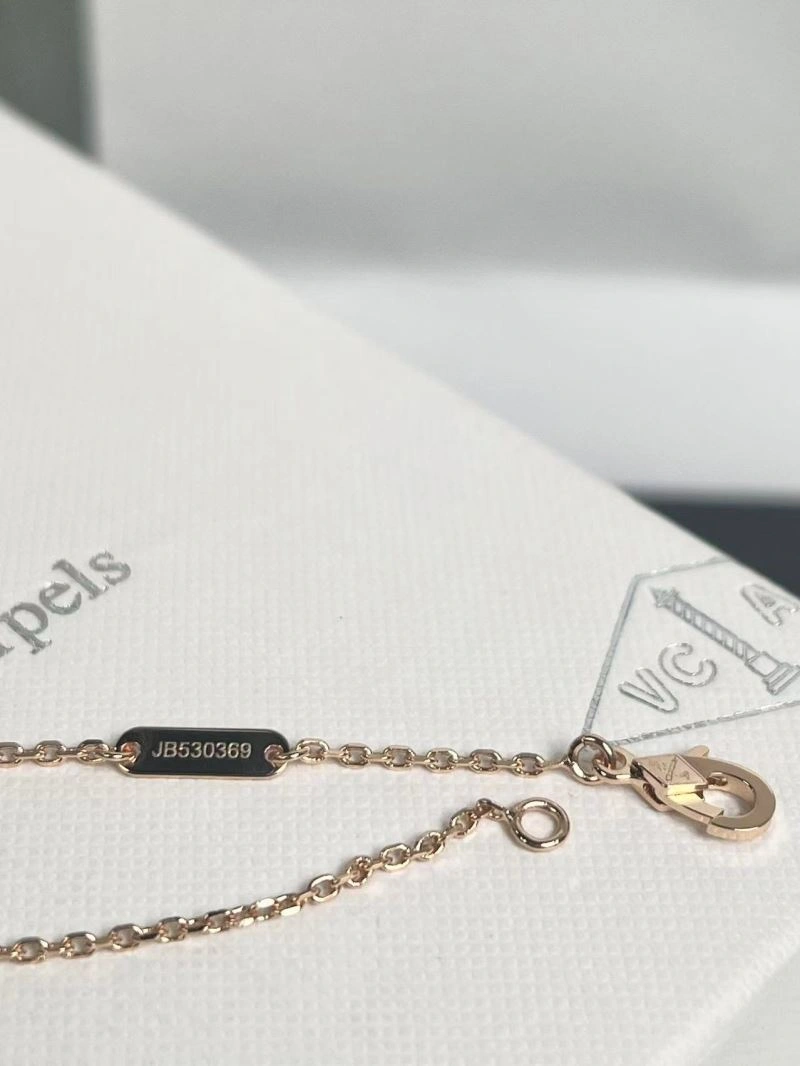Indistinguishable Vca Necklaces
