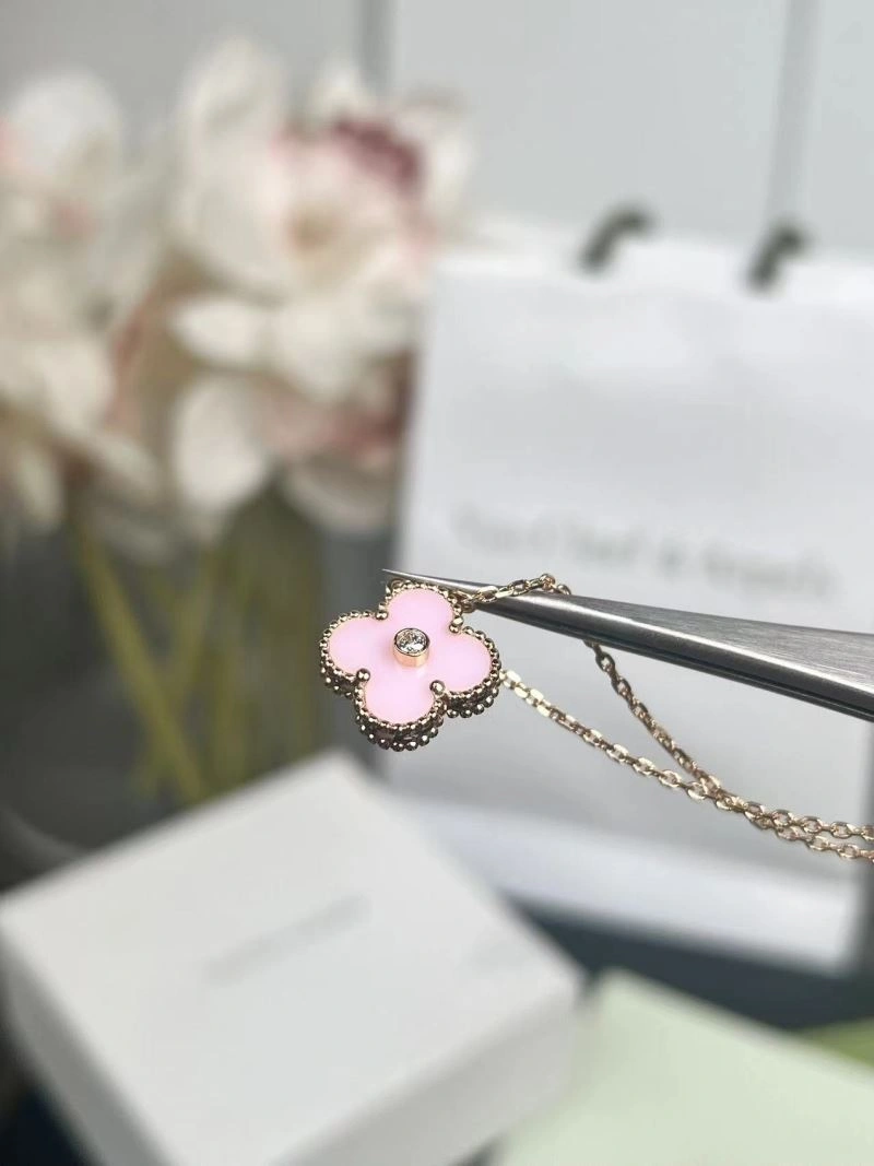 Indistinguishable Vca Necklaces