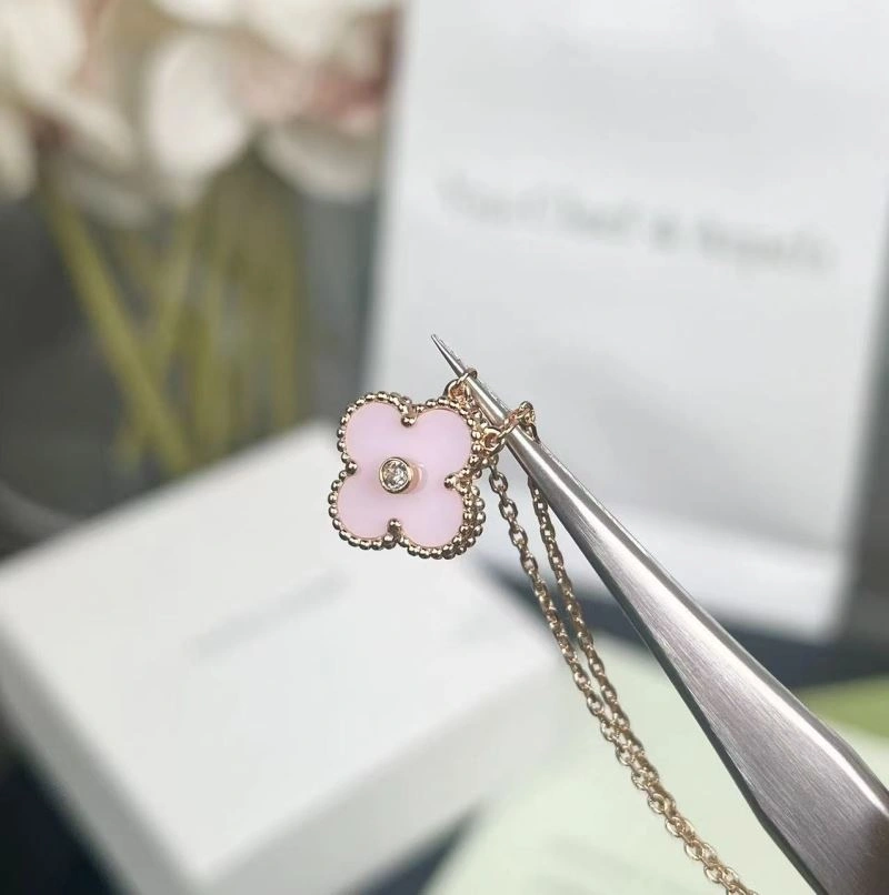 Indistinguishable Vca Necklaces