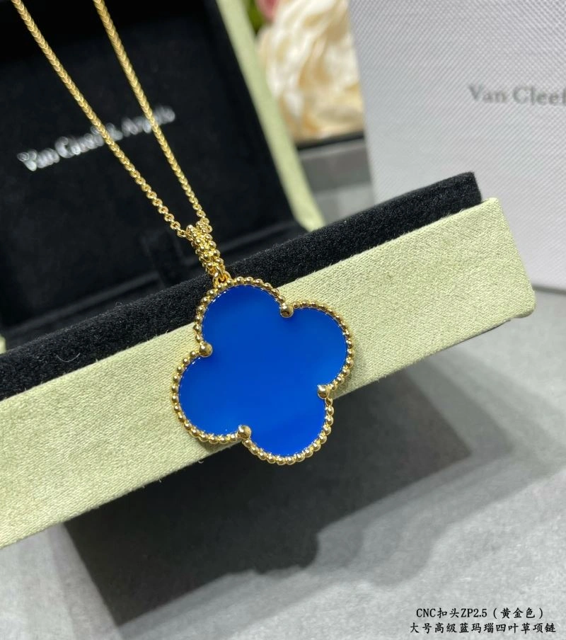 Accurate model Vca Necklaces