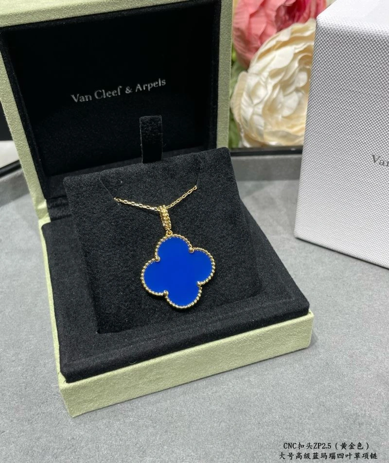 Accurate model Vca Necklaces