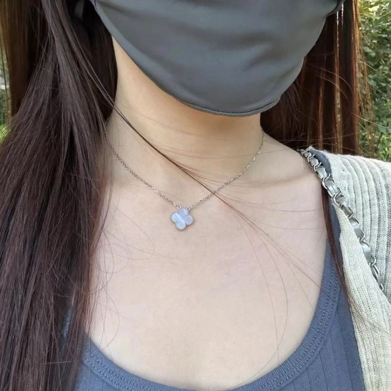 Indistinguishable Vca Necklaces