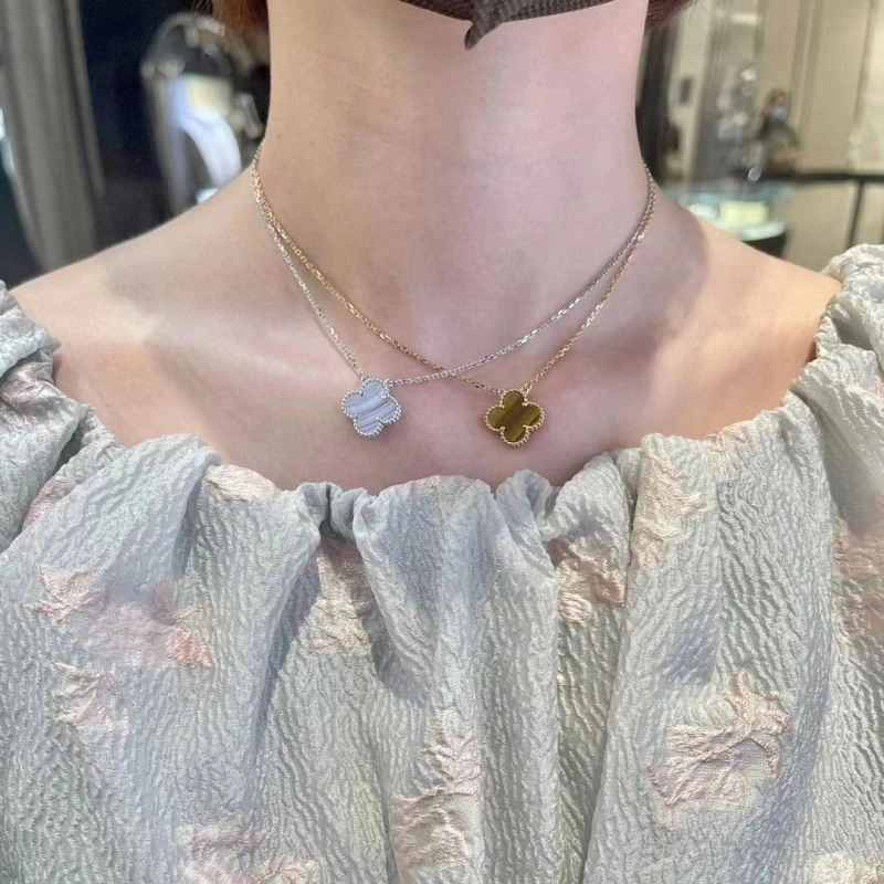 Indistinguishable Vca Necklaces
