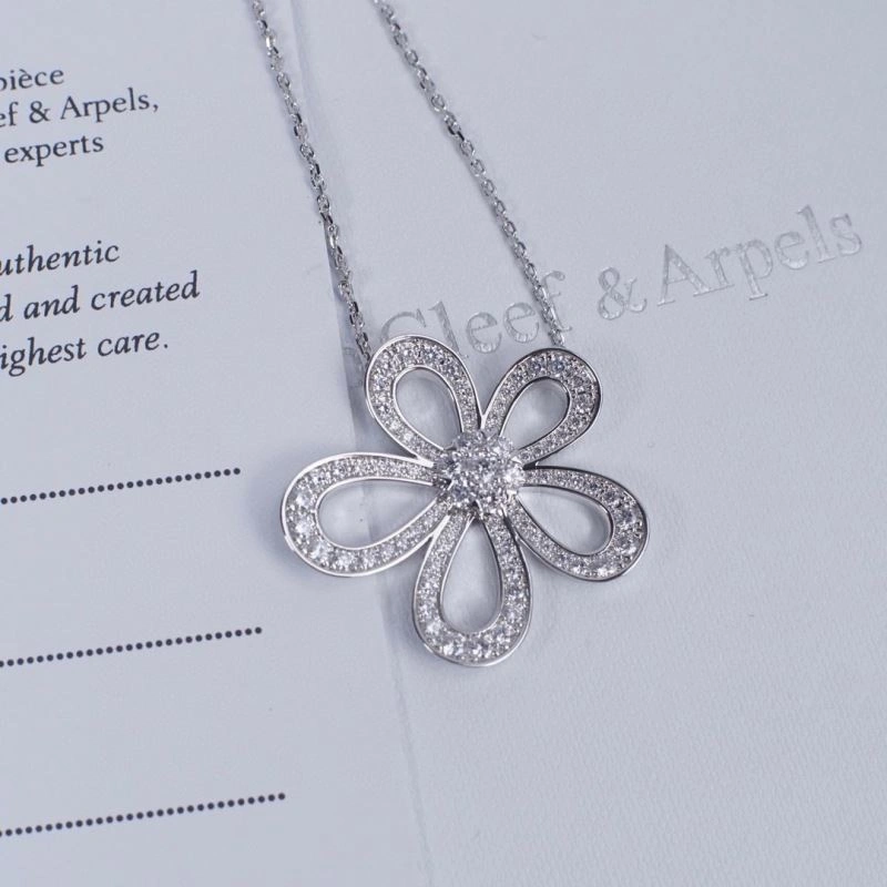 Accurate model Vca Necklaces
