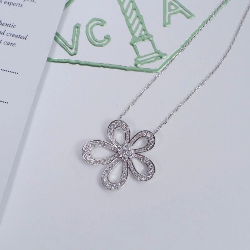 Accurate model Vca Necklaces