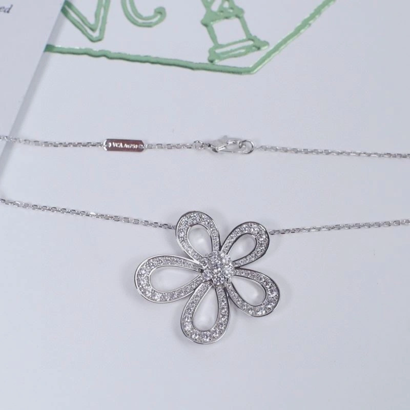 Accurate model Vca Necklaces