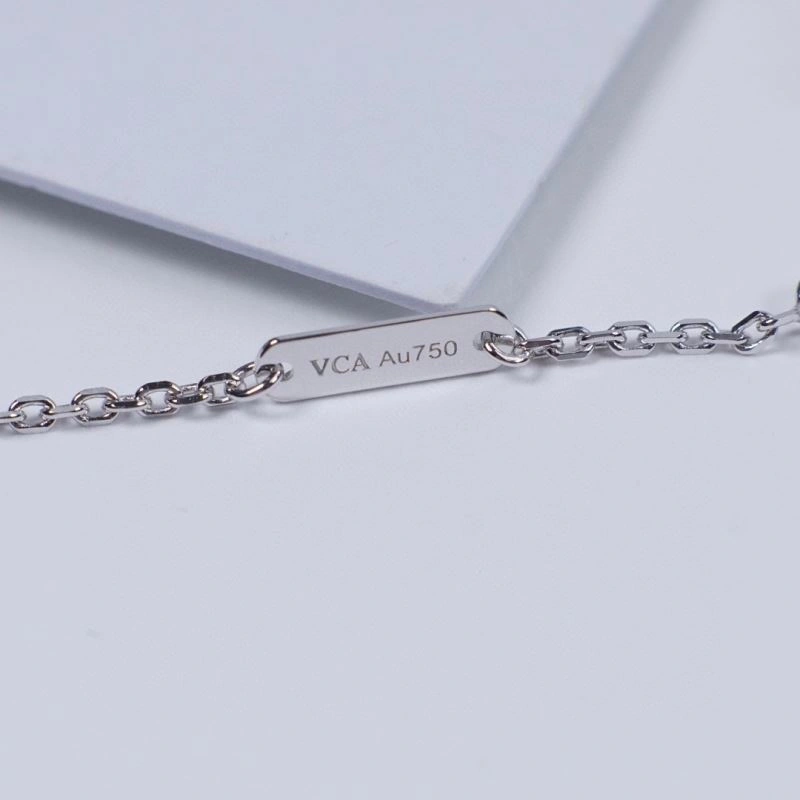 Accurate model Vca Necklaces