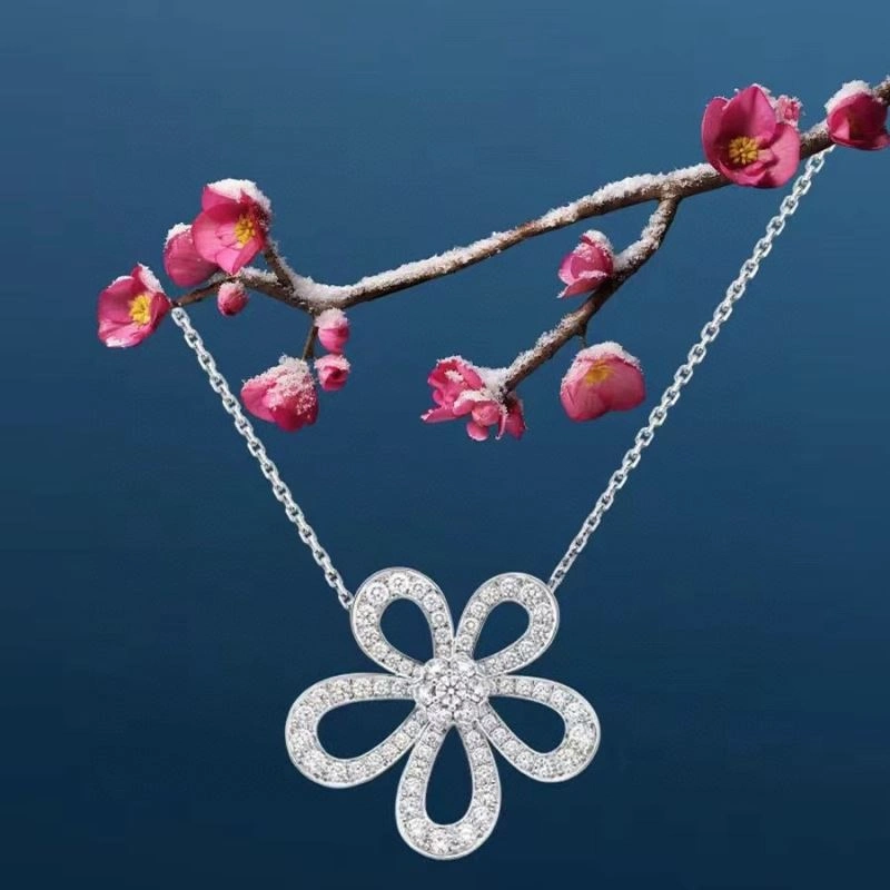 Accurate model Vca Necklaces