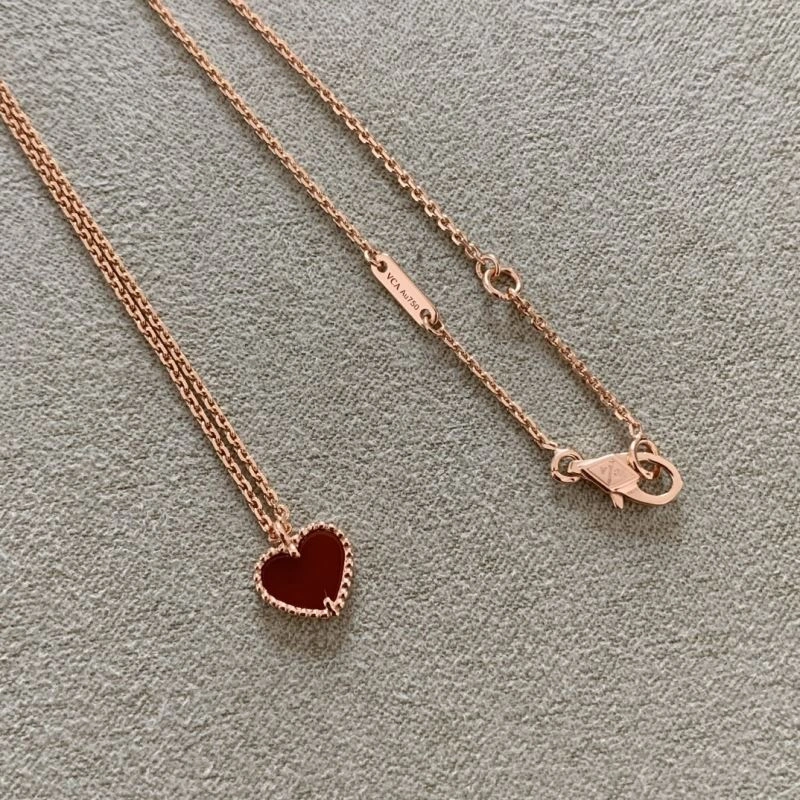 Indistinguishable Vca Necklaces
