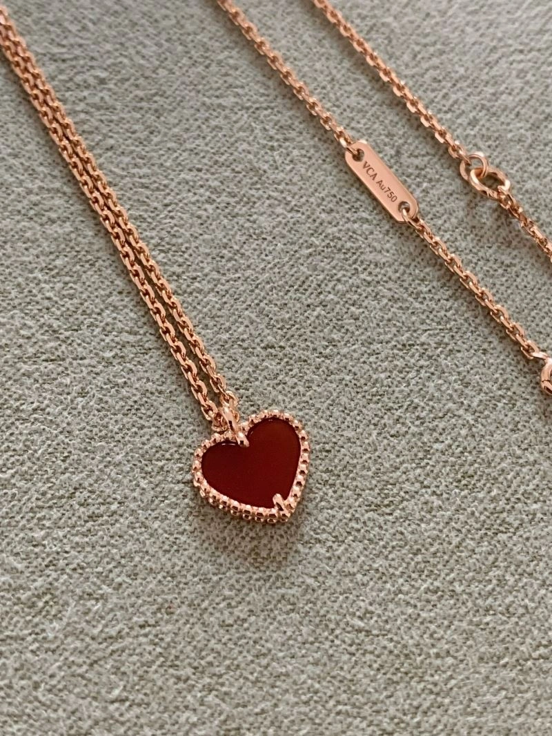 Indistinguishable Vca Necklaces