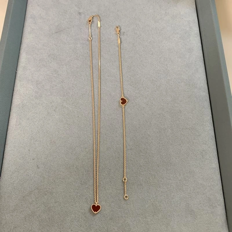 Indistinguishable Vca Necklaces