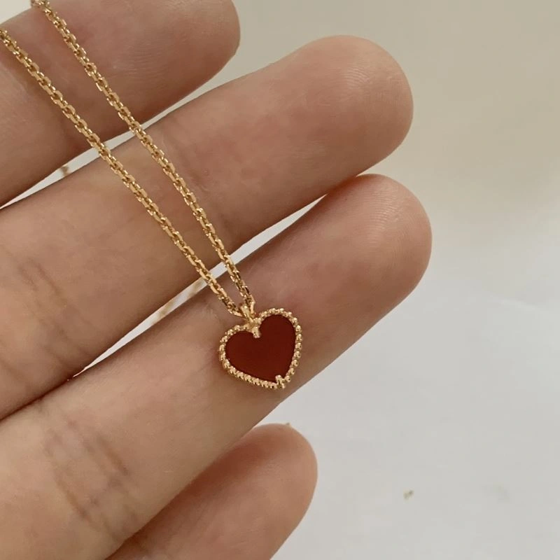 Indistinguishable Vca Necklaces