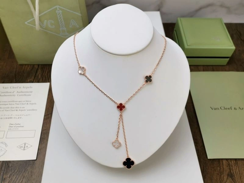 Accurate model Vca Necklaces