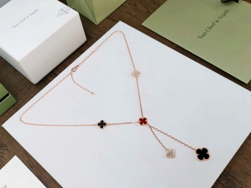 Accurate model Vca Necklaces