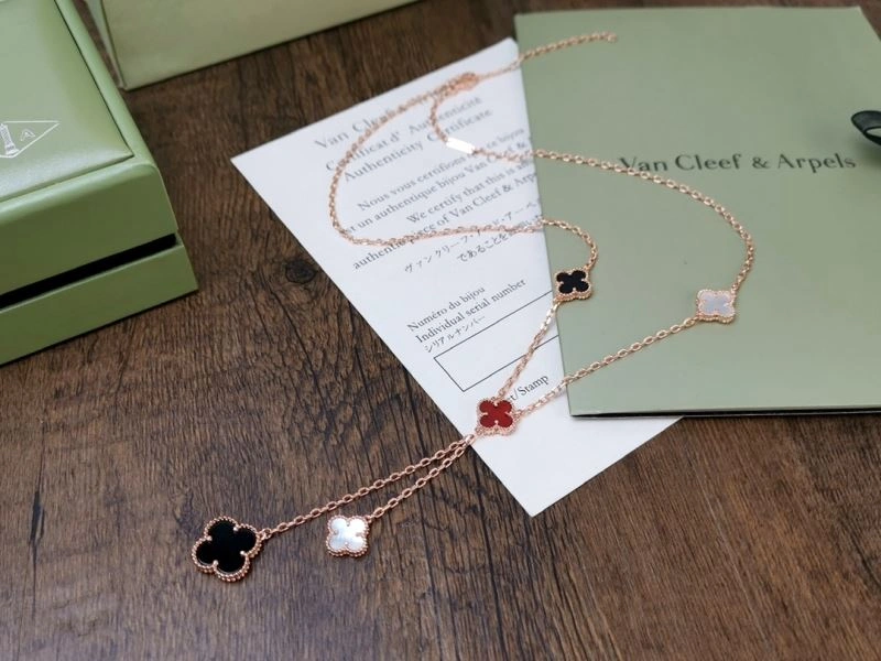 Accurate model Vca Necklaces