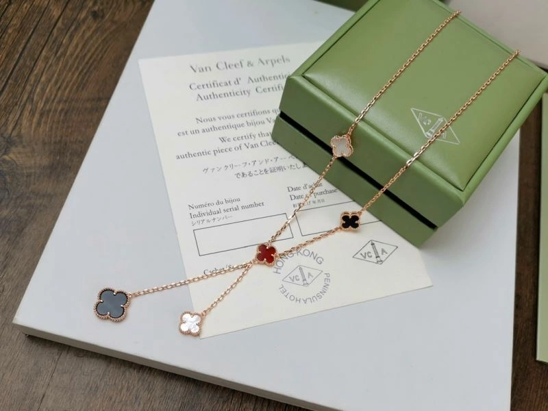Accurate model Vca Necklaces