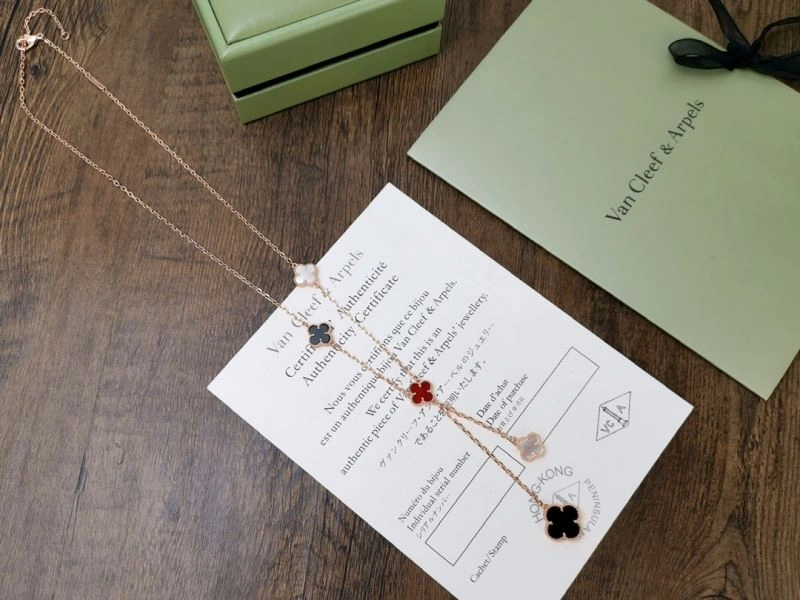 Accurate model Vca Necklaces
