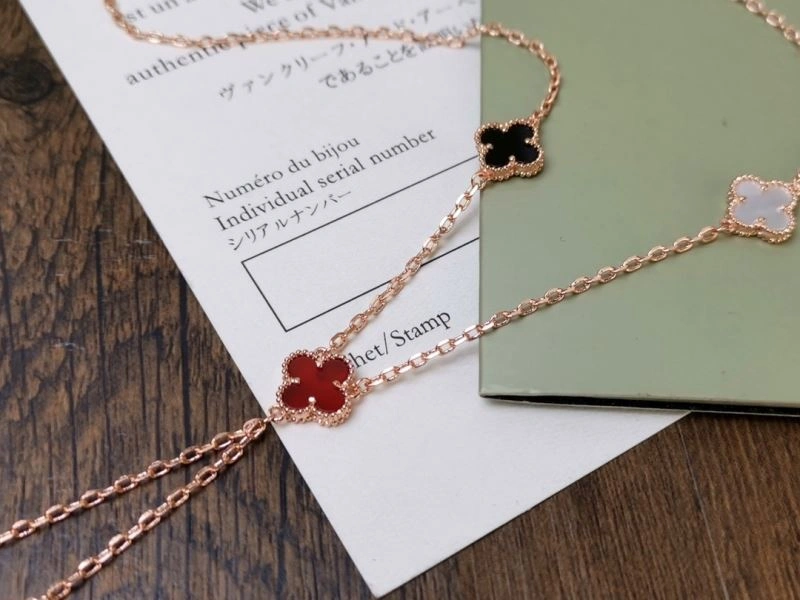 Accurate model Vca Necklaces