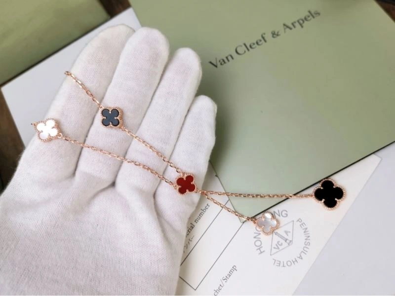 Accurate model Vca Necklaces