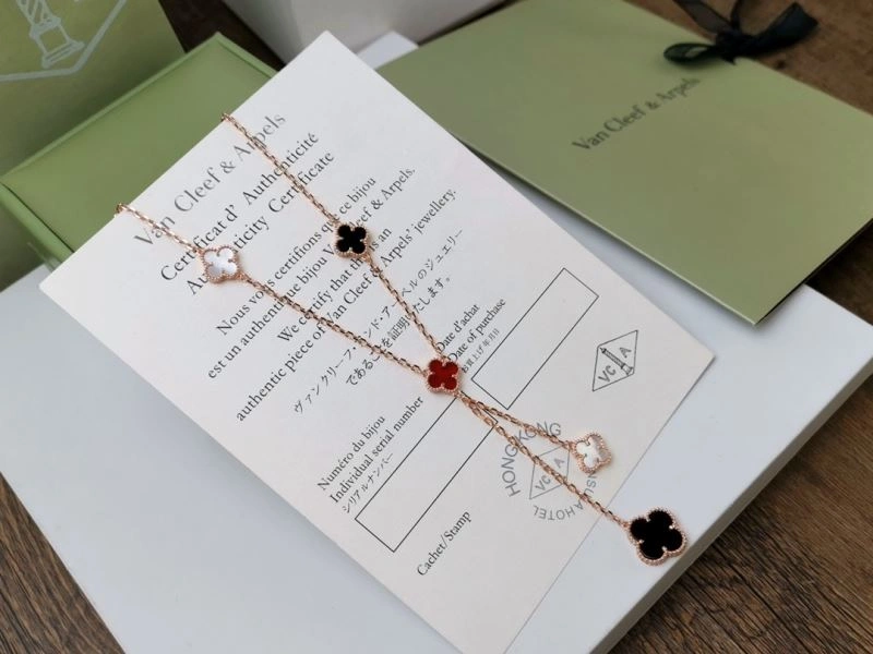 Accurate model Vca Necklaces