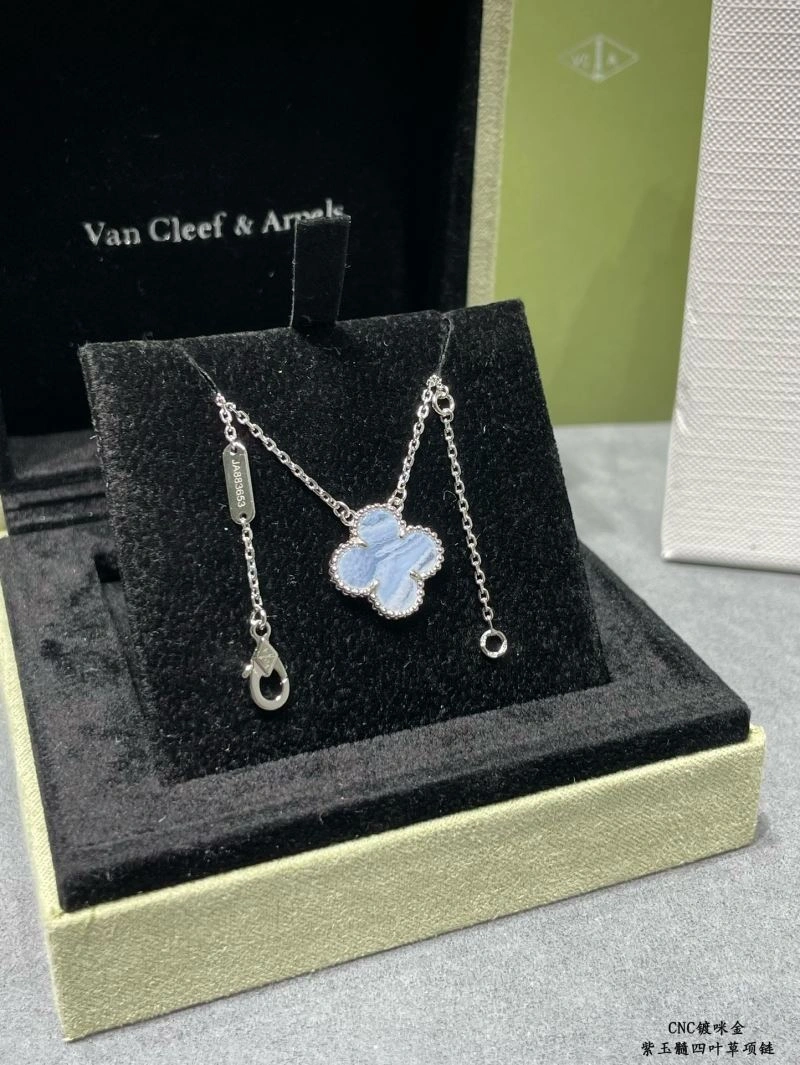 Indistinguishable Vca Necklaces