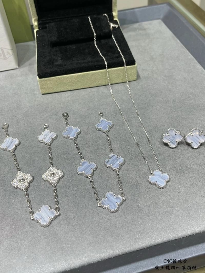 Indistinguishable Vca Necklaces