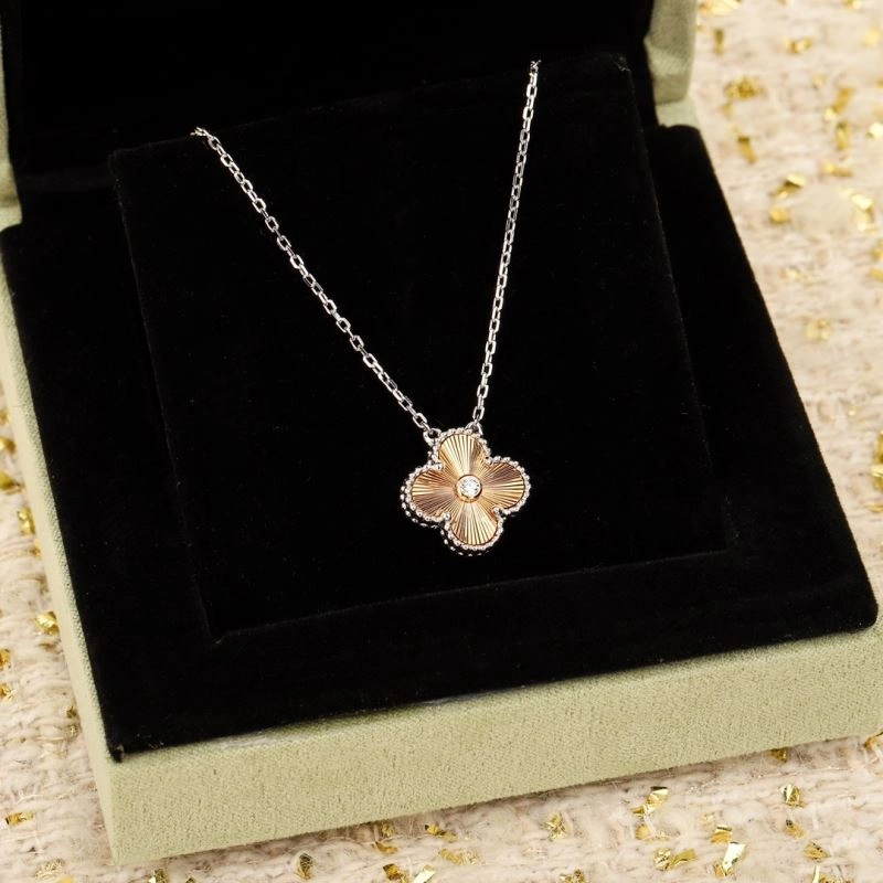 Indistinguishable Vca Necklaces