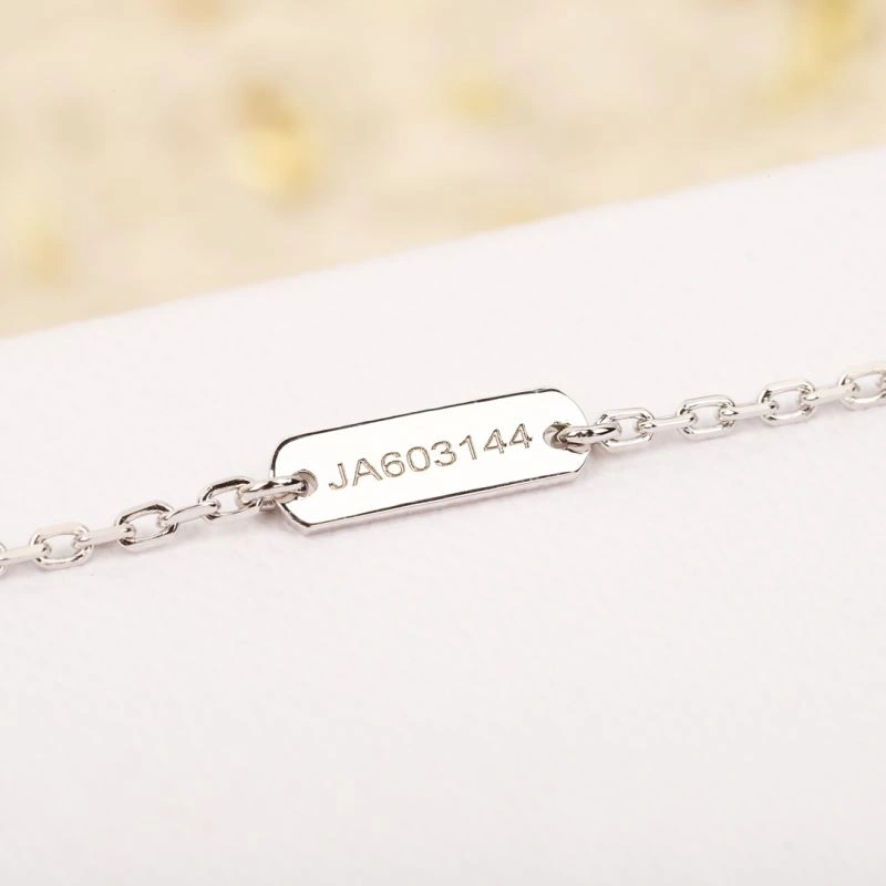 Indistinguishable Vca Necklaces